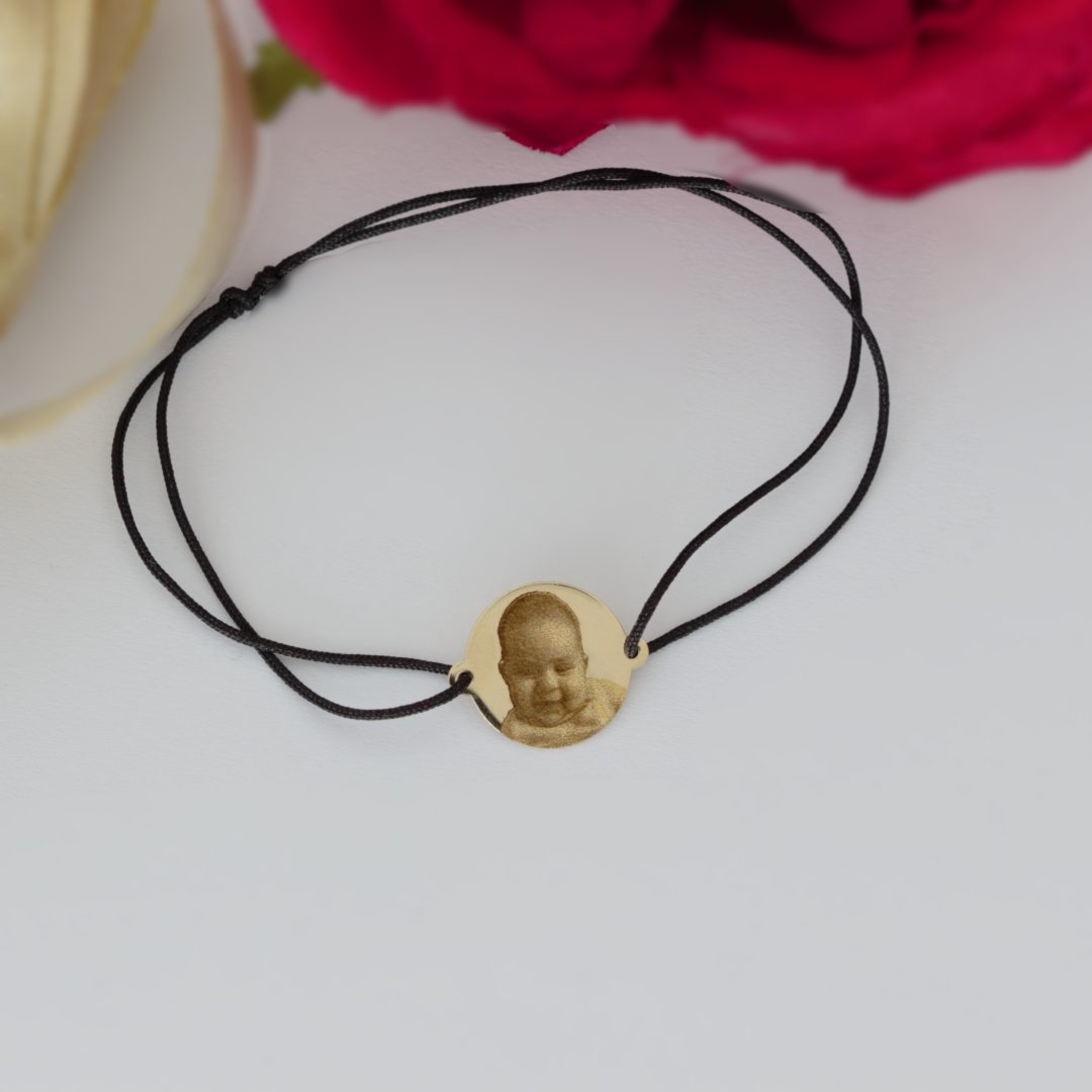 Bratara banut aur 14K personalizat cu gravura poza si snur reglabil